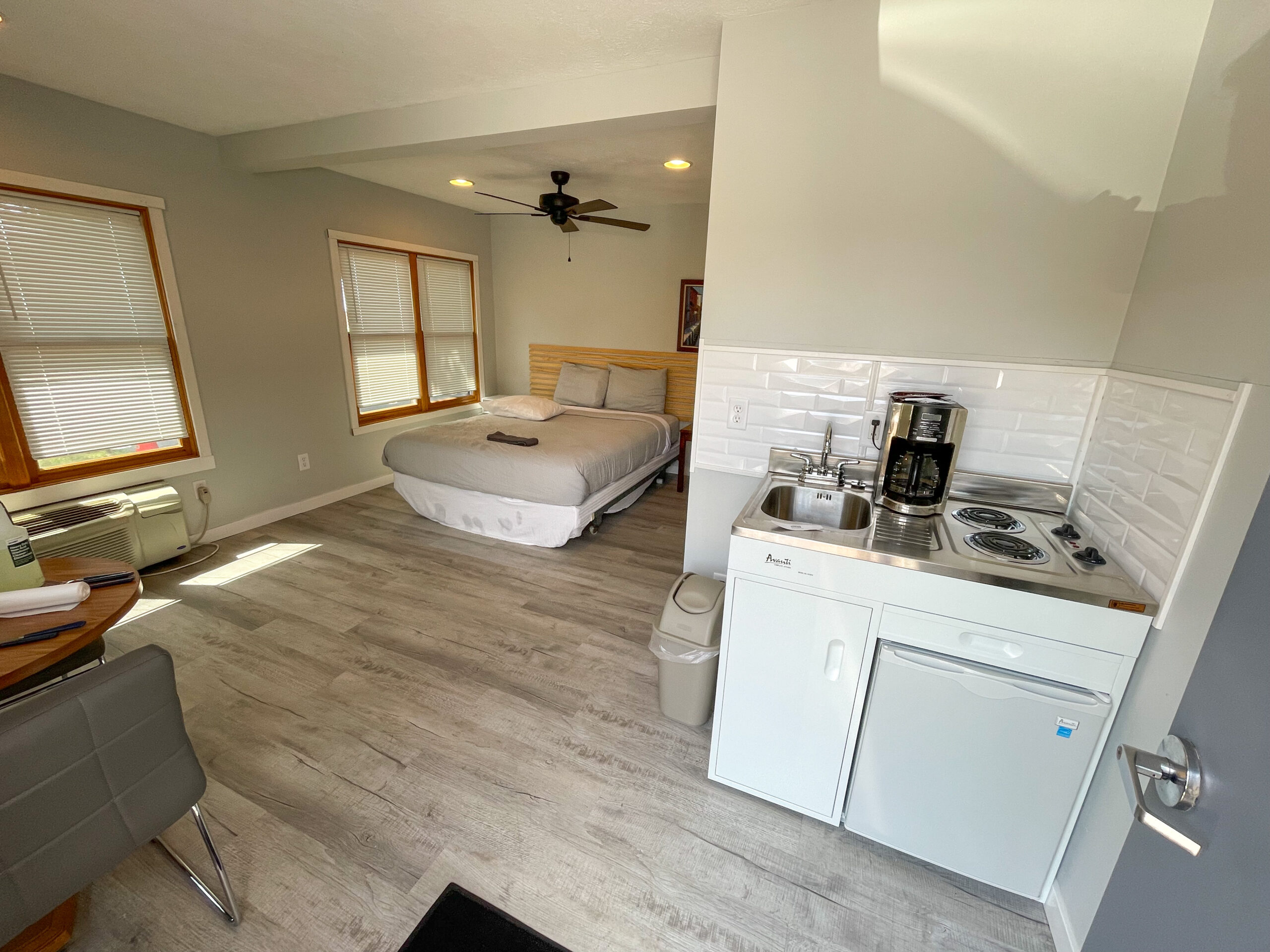 Lakeside Queen | Lake Bluff Inn and Suites