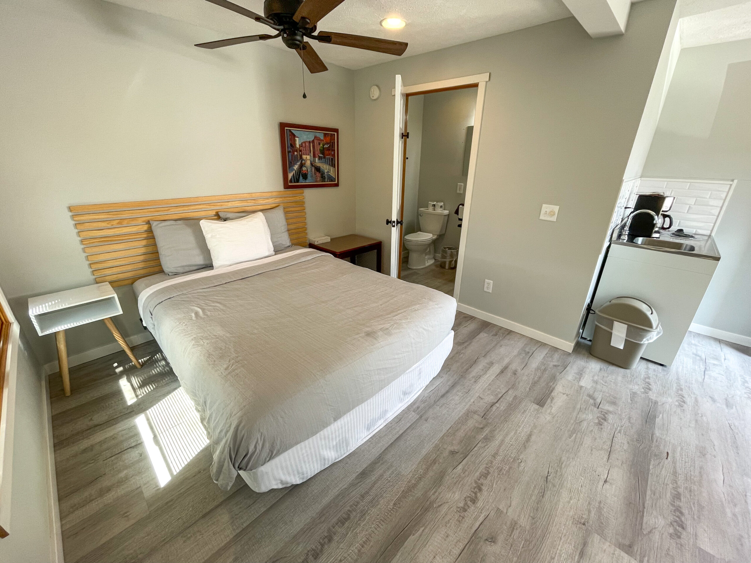 Lakeside Queen | Lake Bluff Inn and Suites