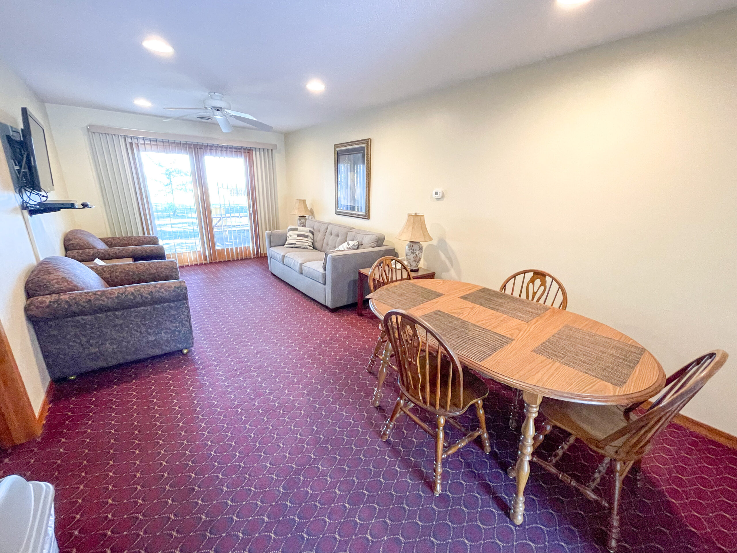 Large Suites | Lake Bluff Inn and Suites