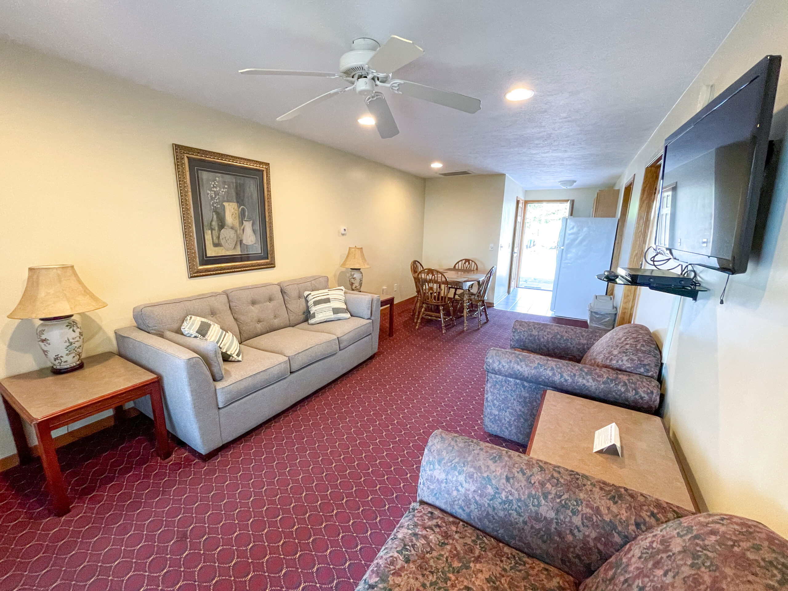 Large Suites | Lake Bluff Inn and Suites