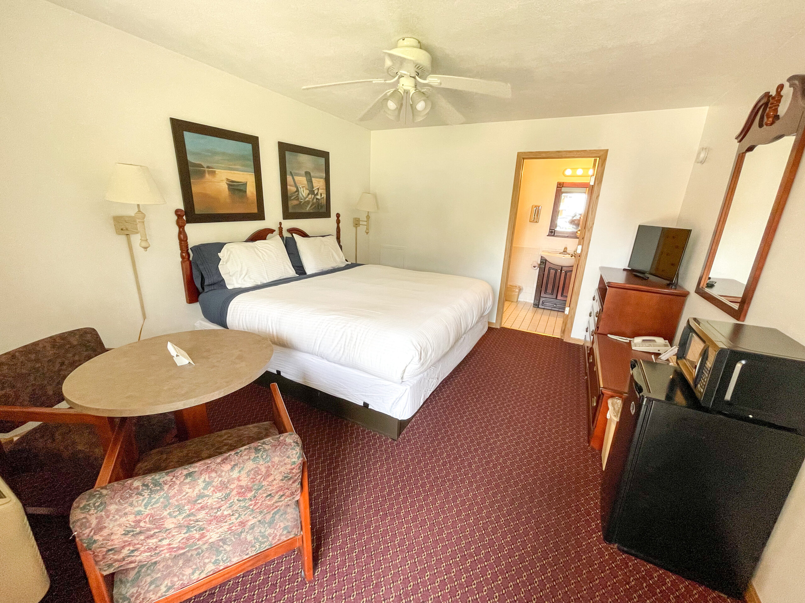 Standard King | Lake Bluff Inn and Suites